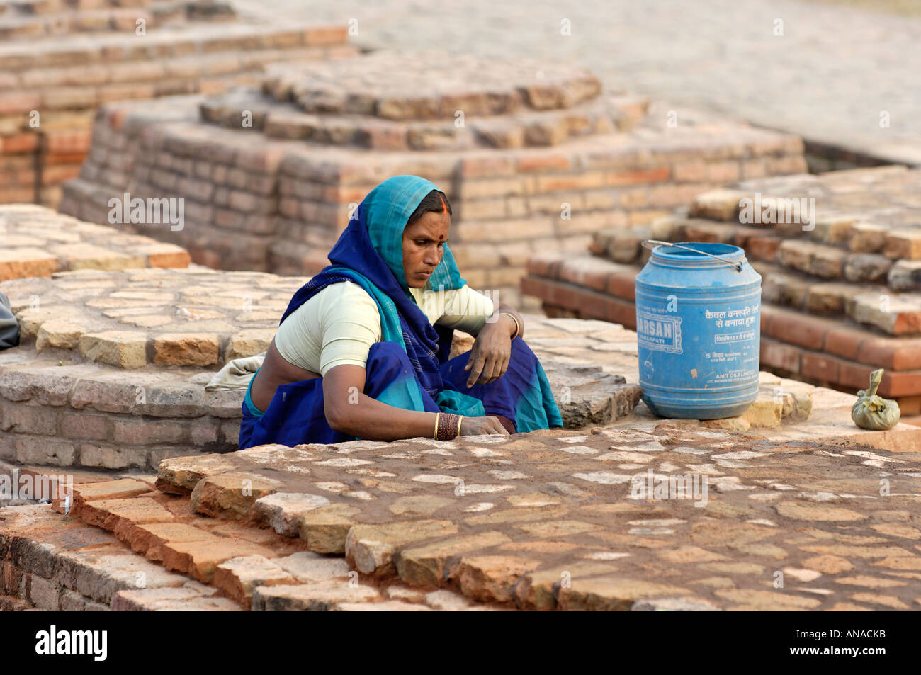 Woman labourer at Sarnath, Varanasi Stock Photo - Alamy