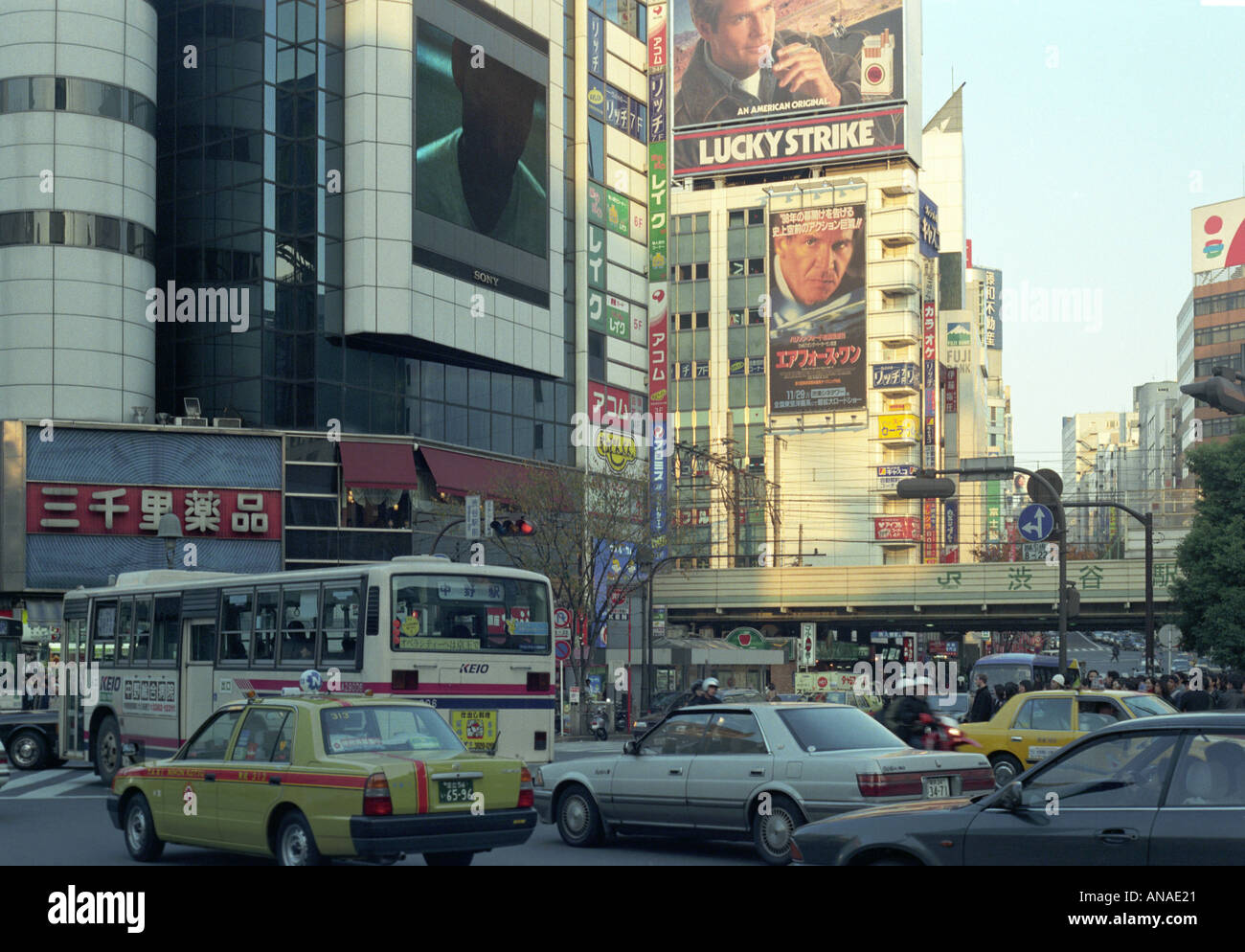 Rush hour in downtown Tokyo Stock Photo - Alamy