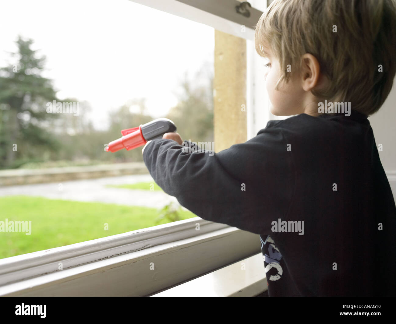 boy playing with plastic spud gun Stock Photo - Alamy