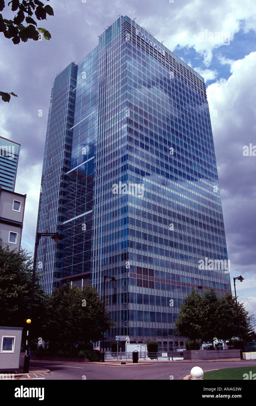 Barclays churchill place canary wharf hi-res stock photography and ...