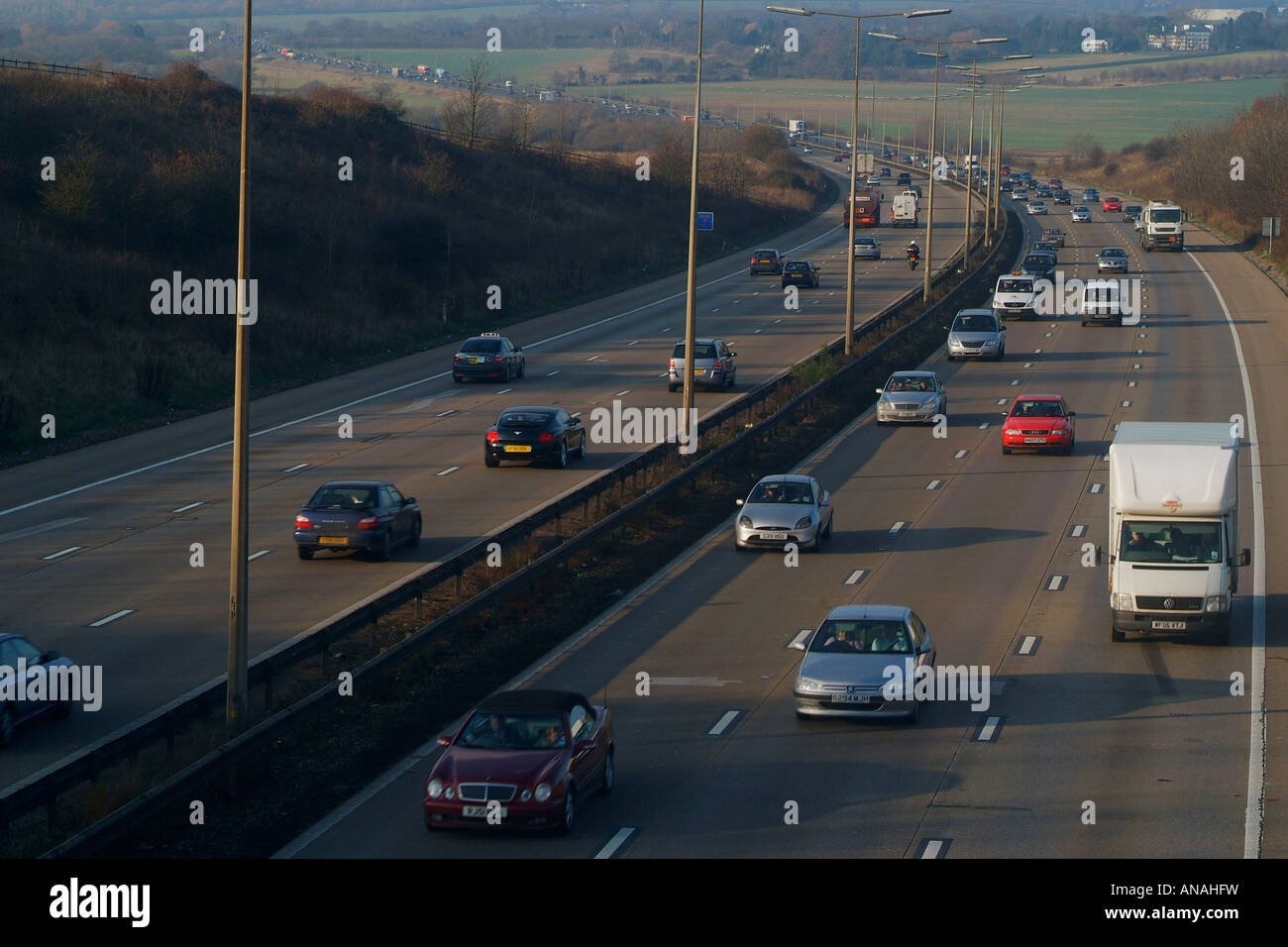 Traffic driving on the m25 both directions hi-res stock photography and ...