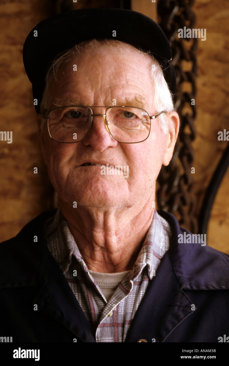 Elderly people still working hi-res stock photography and images - Alamy