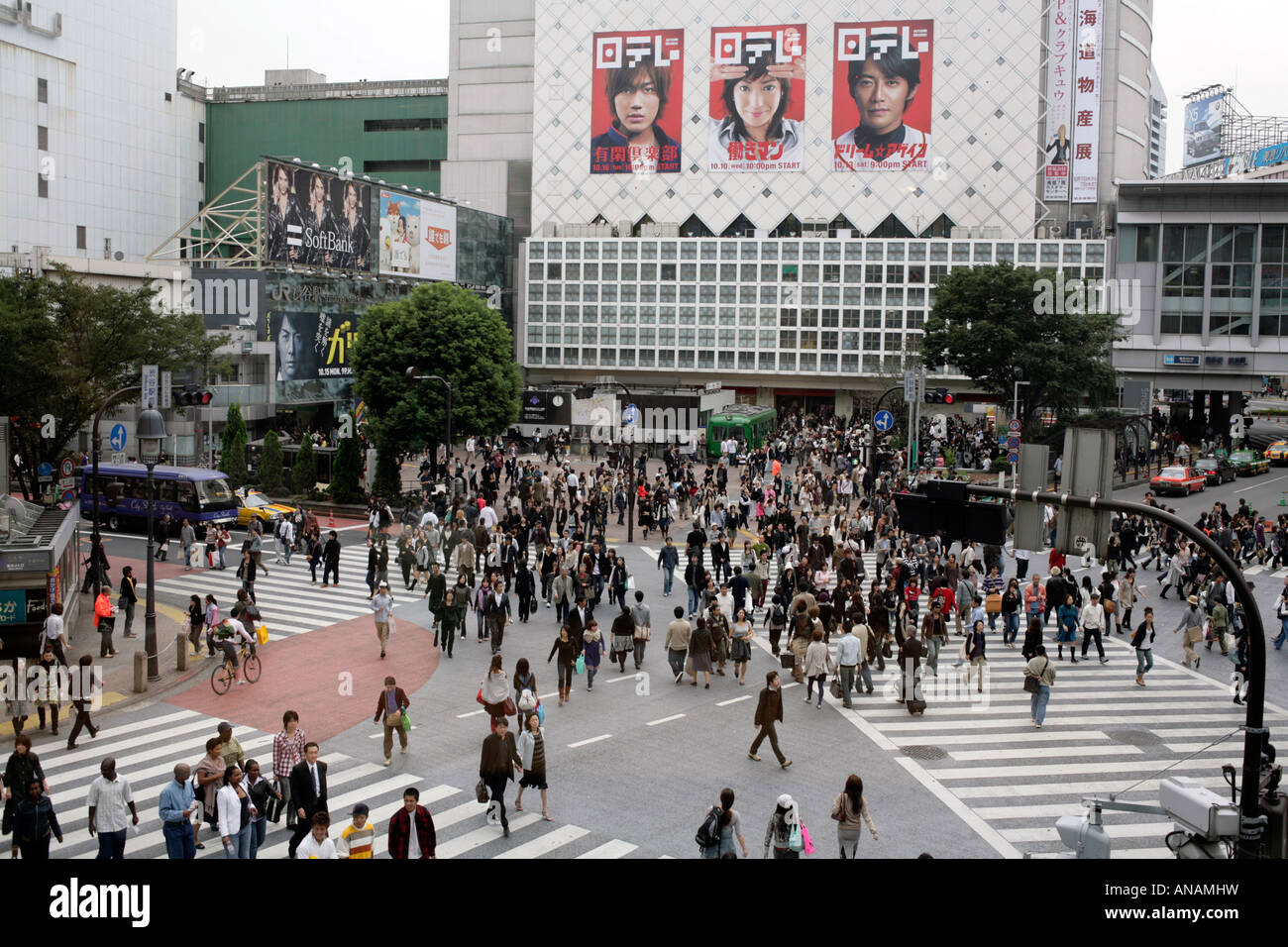 Hachiko square pedestrian crossing hi-res stock photography and images ...