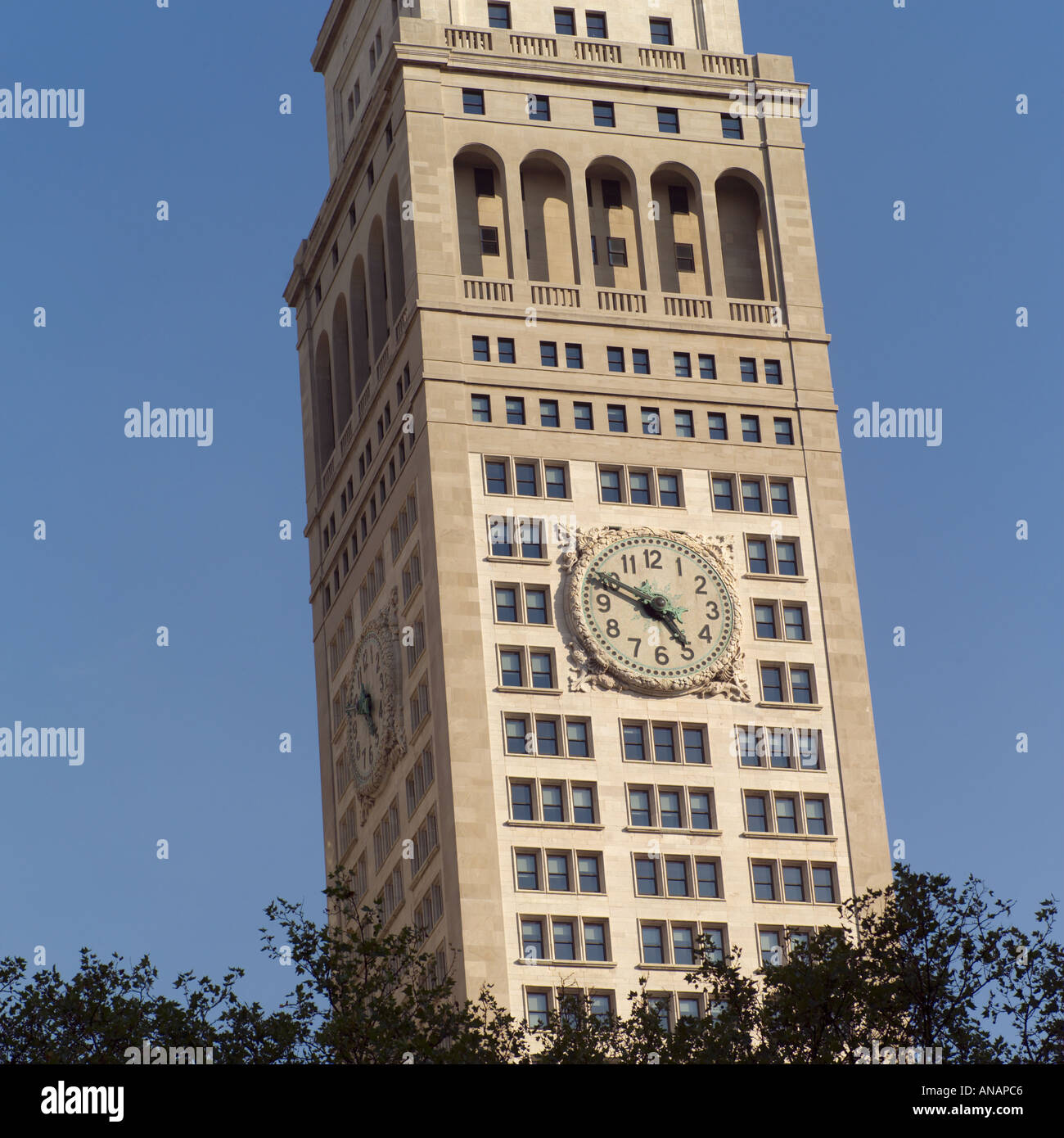 New york building clock hi-res stock photography and images - Alamy