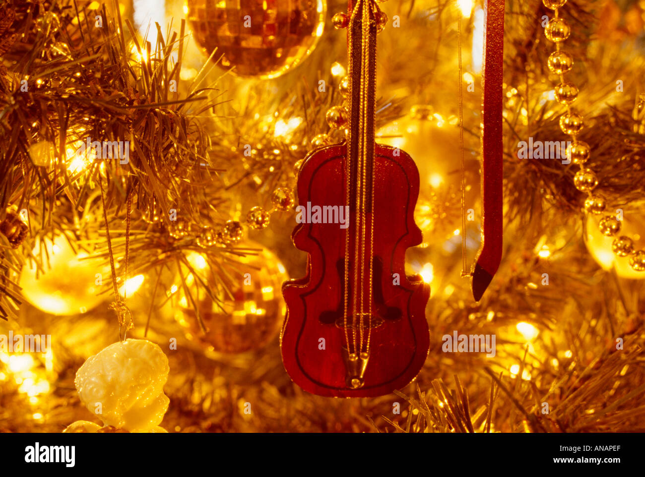 Christmas Fiddle Beads and Lights on Tree Stock Photo - Alamy