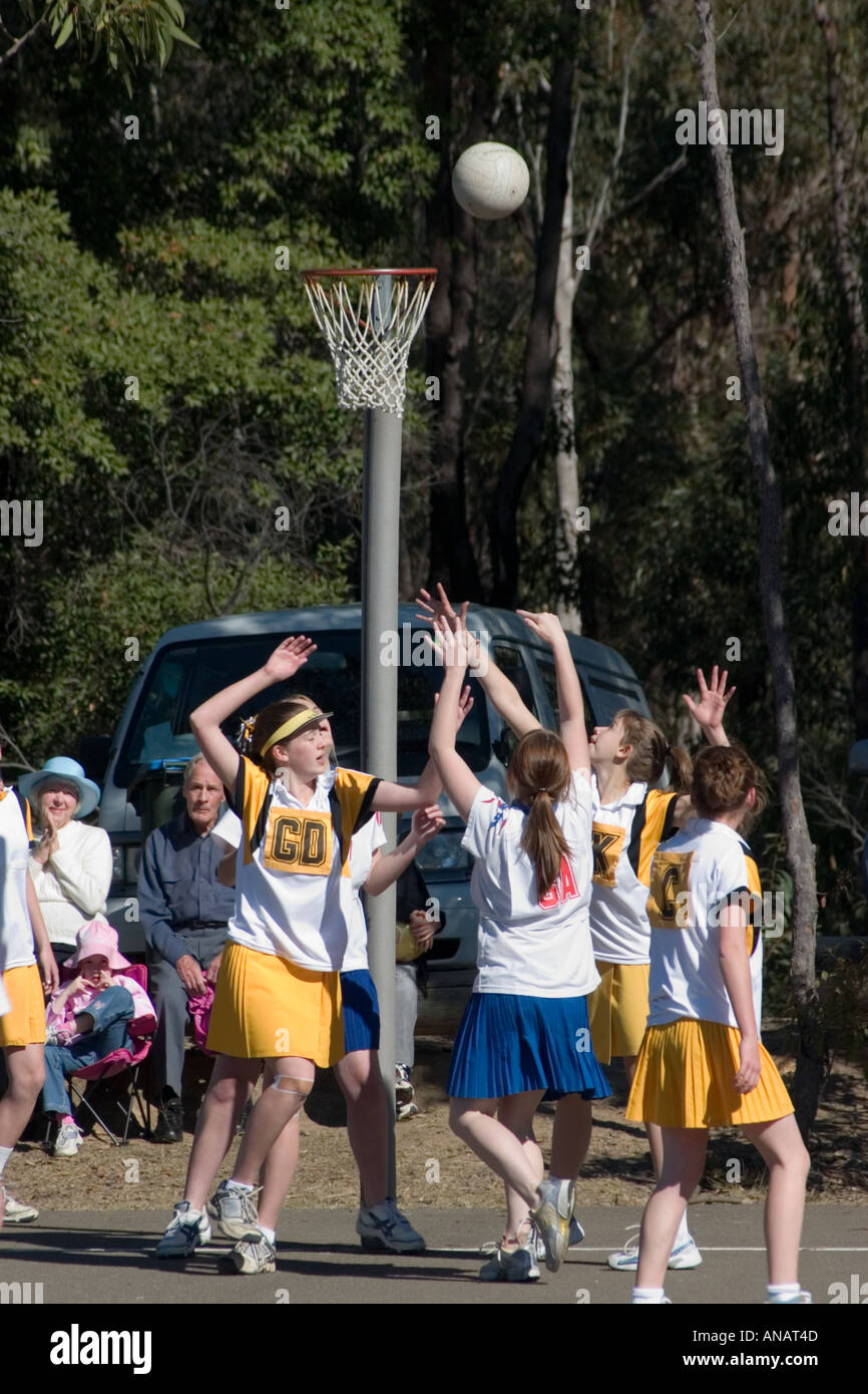 Girls playing netball hi-res stock photography and images - Alamy