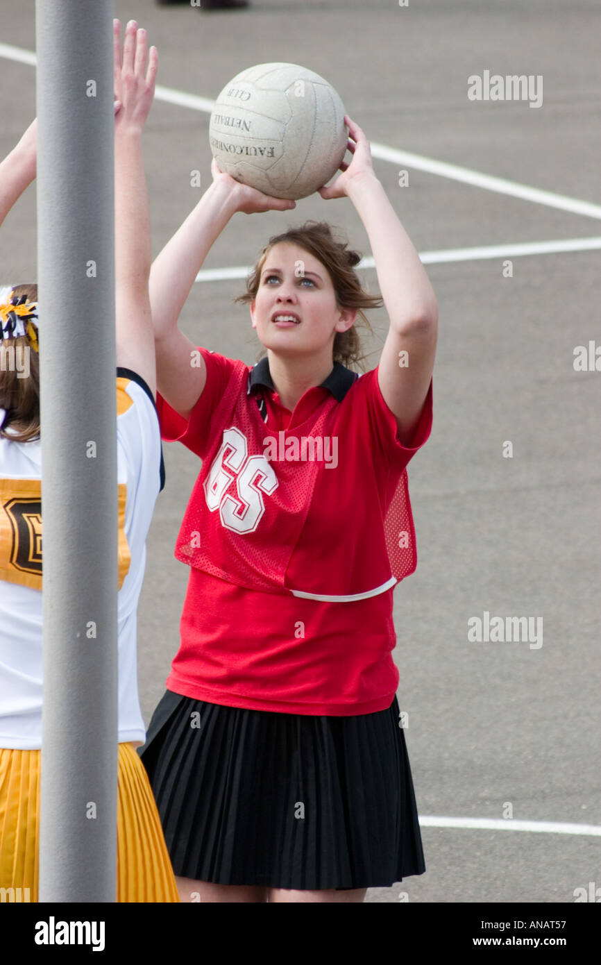 Girl playing netball hi-res stock photography and images - Alamy
