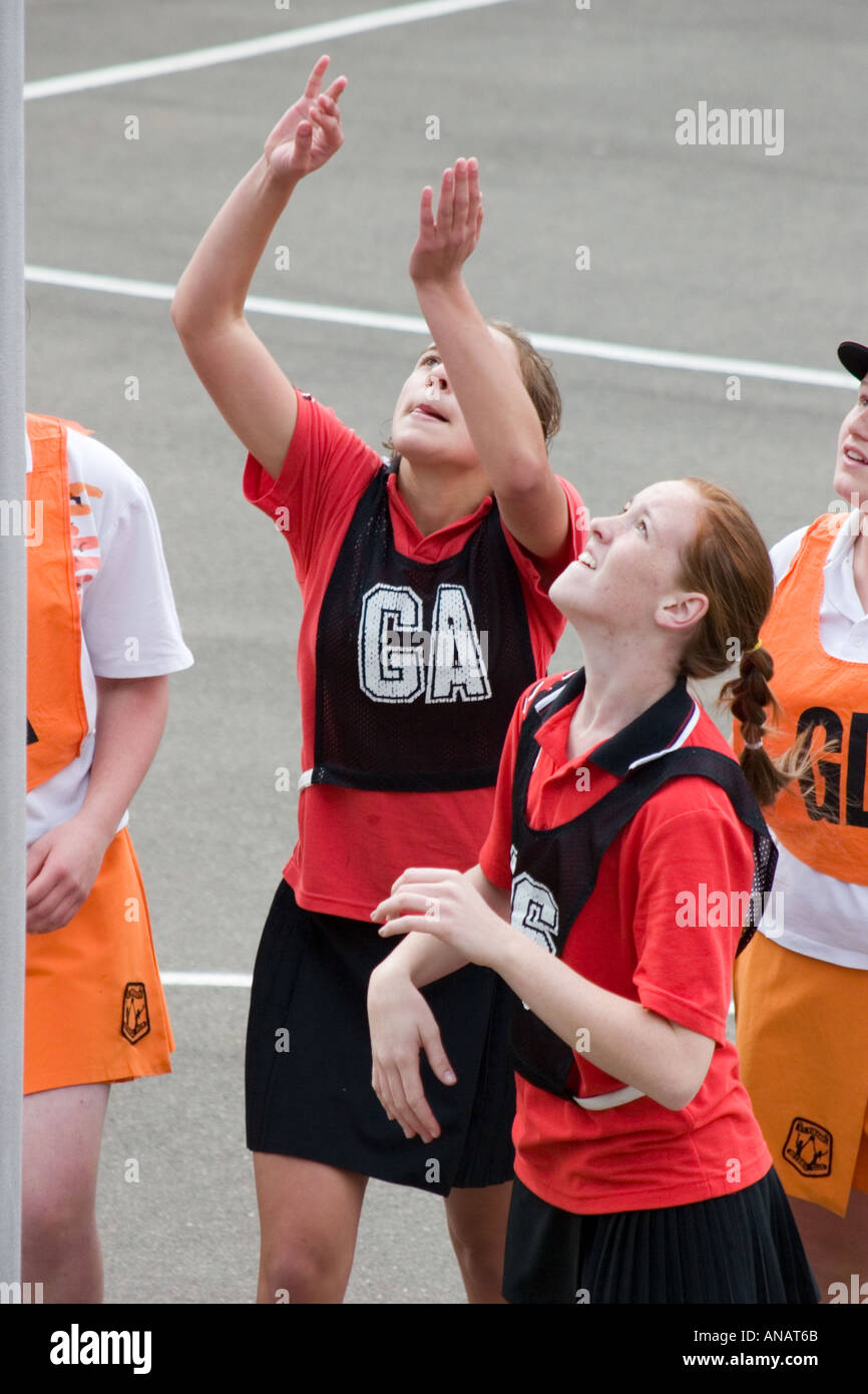 Girls netball playing match hi-res stock photography and images - Alamy