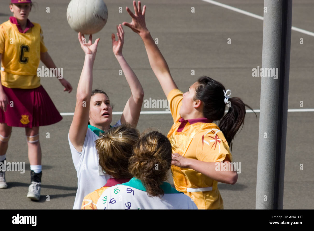 Girls playing netball hi-res stock photography and images - Alamy