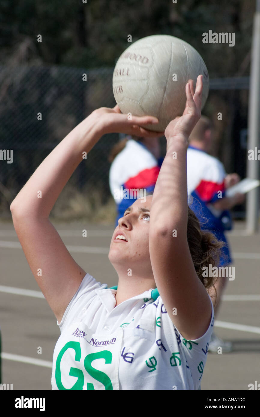 Girls netball playing match hi-res stock photography and images - Alamy