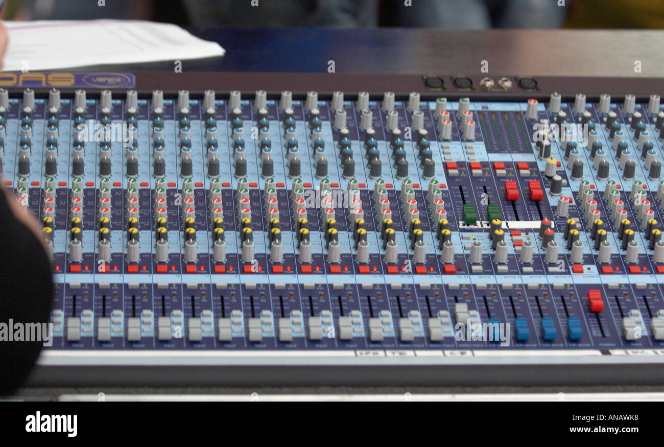 Live mixing hi-res stock photography and images - Alamy