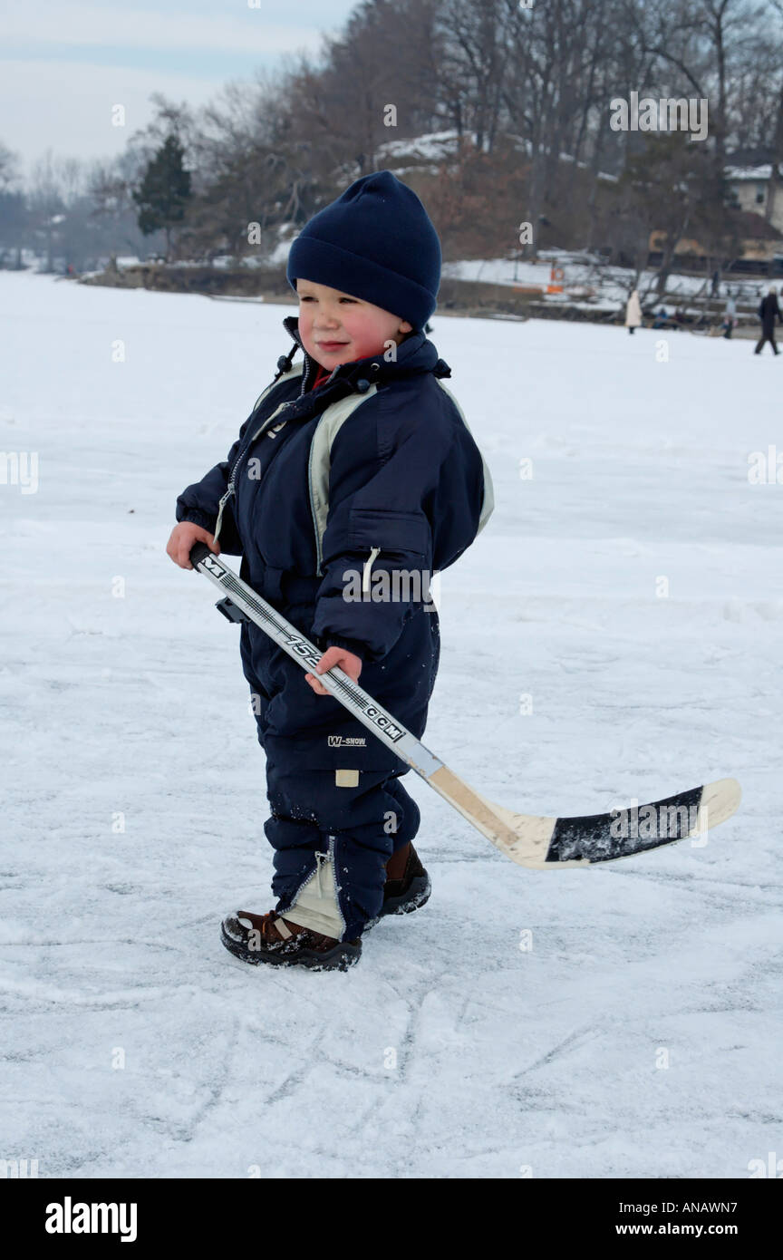 Child ice skating lake hi-res stock photography and images - Alamy