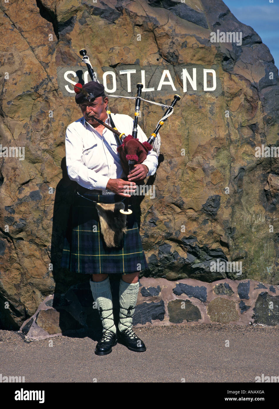 Bag pipe players at the border to Scotland, Carter Bar, Scotland, Great ...
