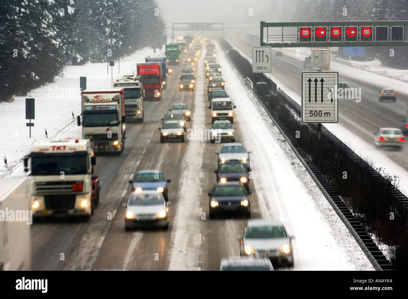 Warning sign of wintry conditions hi-res stock photography and images ...