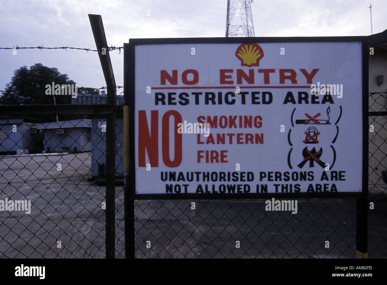 Shell oil flow station at Kolo in the niger delta swamps Stock Photo ...