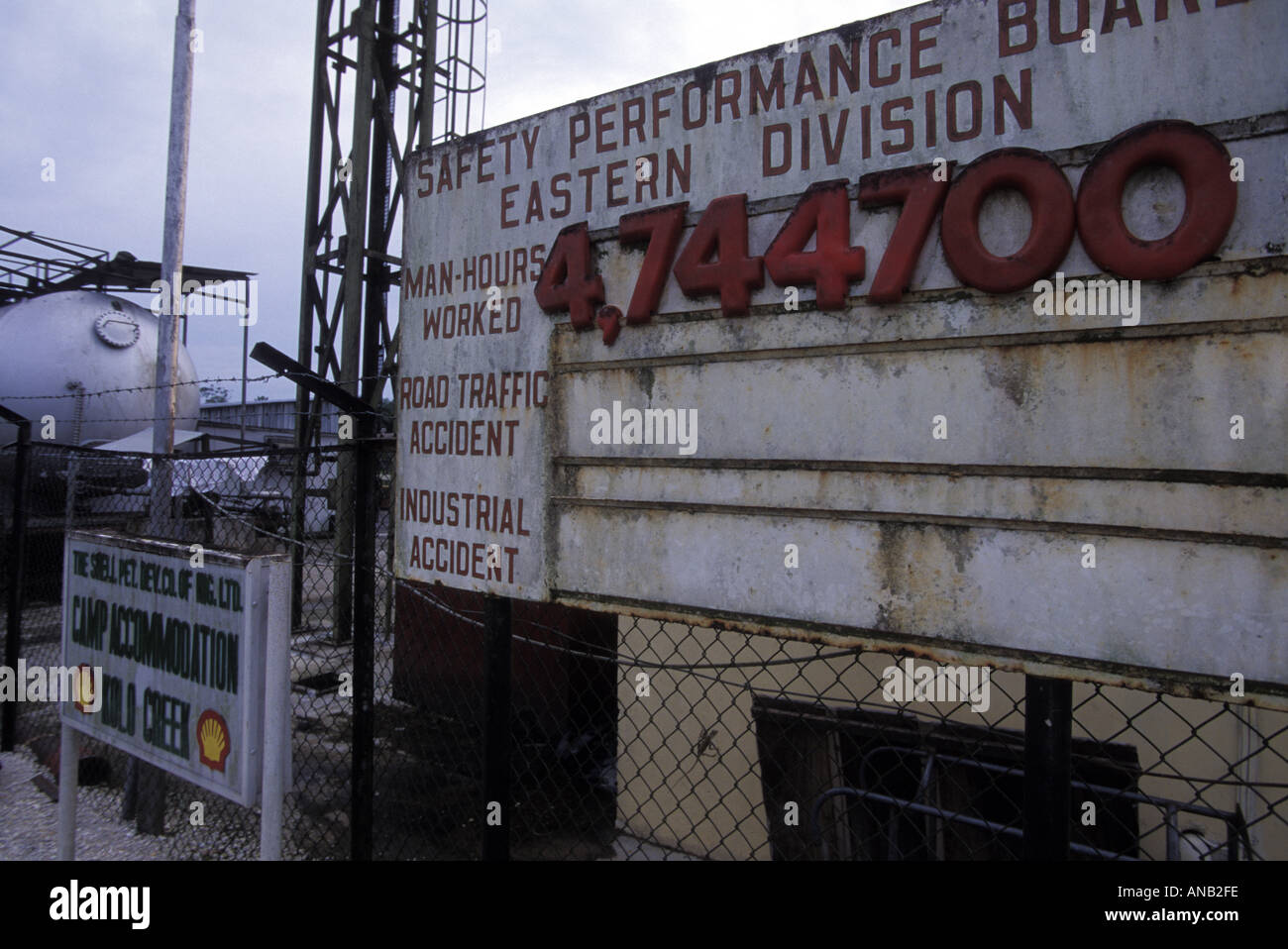 Shell oil flow station at Kolo in the niger delta swamps Stock Photo ...