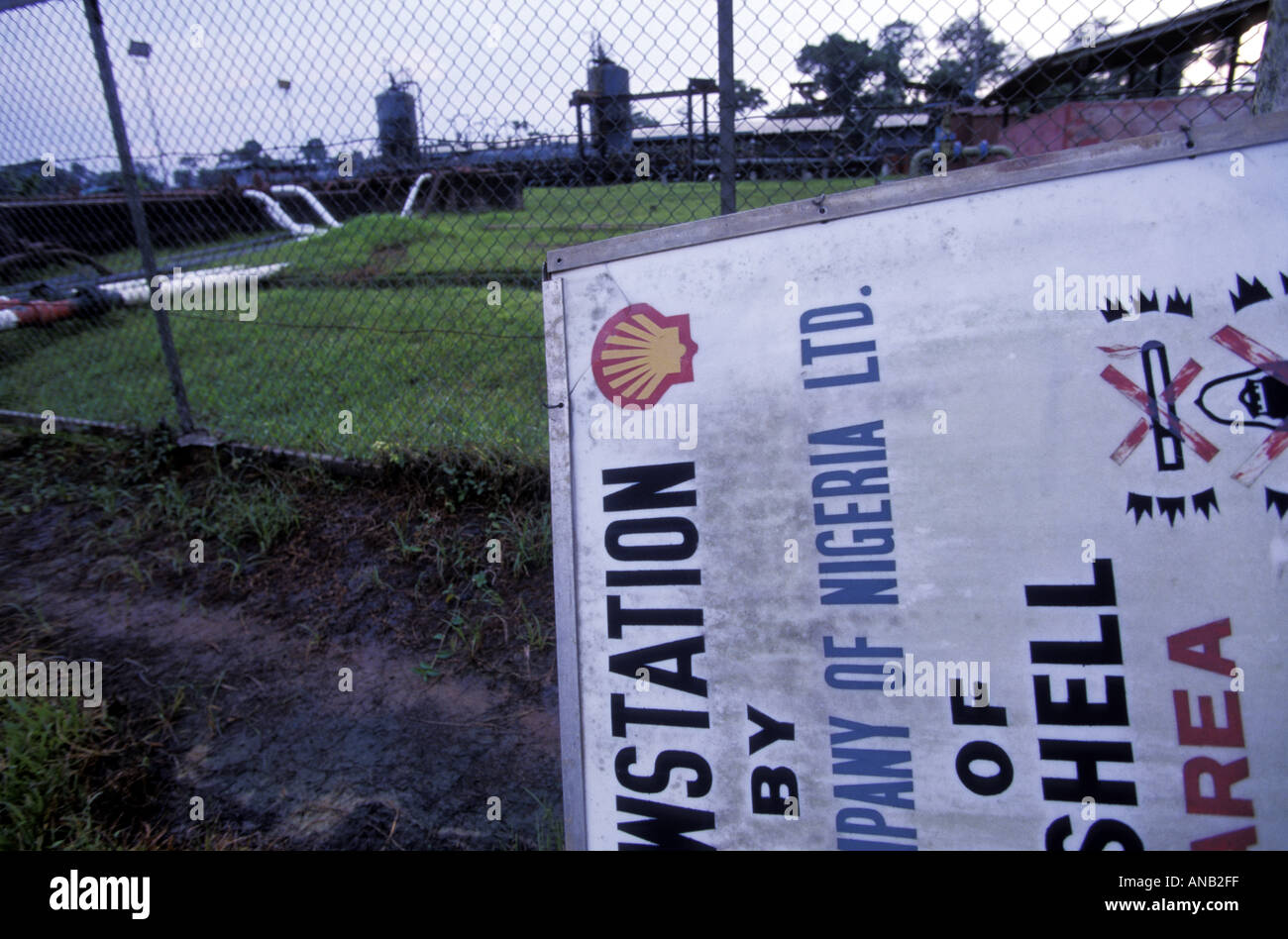Shell oil flow station at Kolo in the niger delta swamps, Nigeria Stock ...