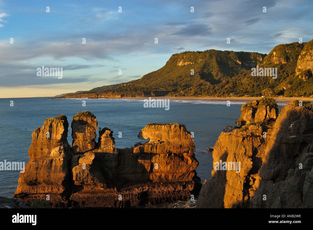 Pancake rocks at sunset, Paparoa NP, South Island, New Zealand Stock ...