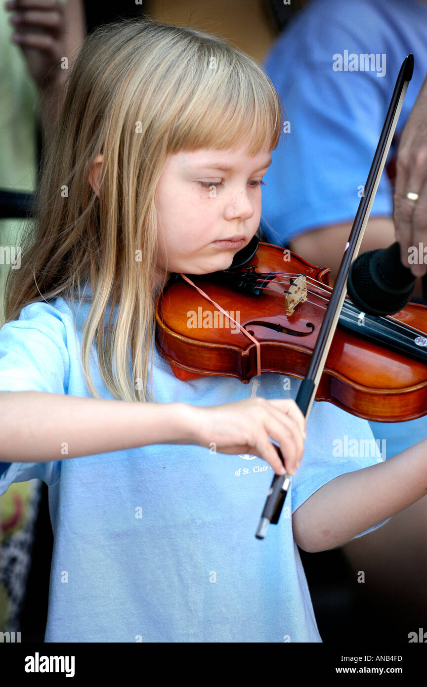 Close up of a Child Playing a Violin Stock Photo - Alamy