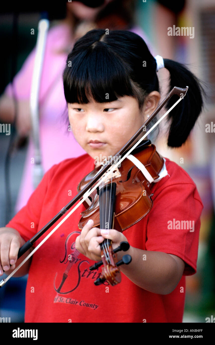 Asian girl child playing violin hi-res stock photography and images - Alamy
