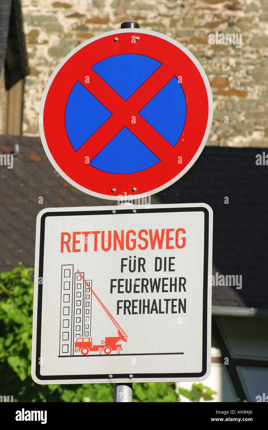 No parking sign fire brigade access hi-res stock photography and images ...