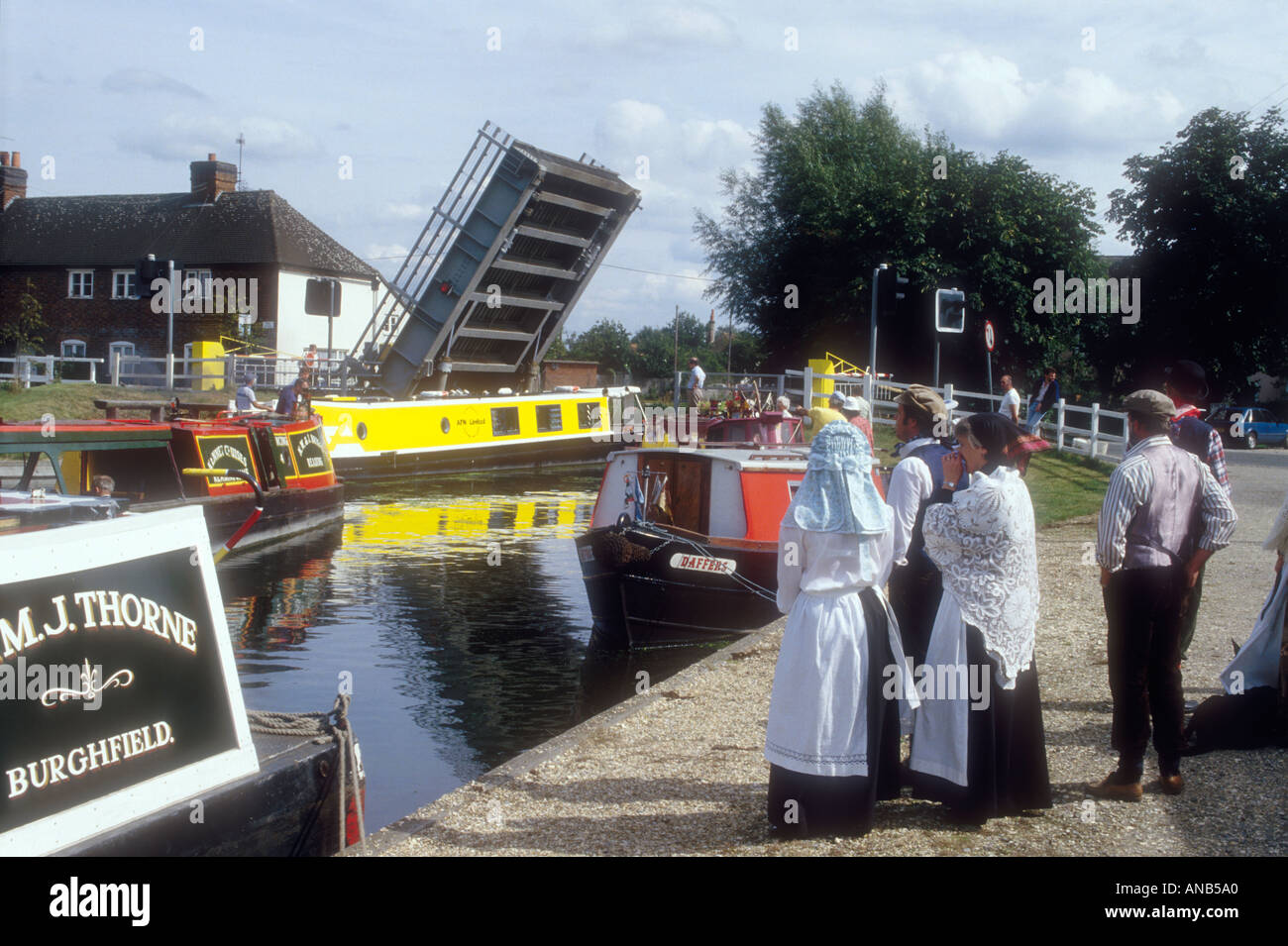 The lift bridge over the Kennet and Avon Canal at Aldermaston Wharf in ...