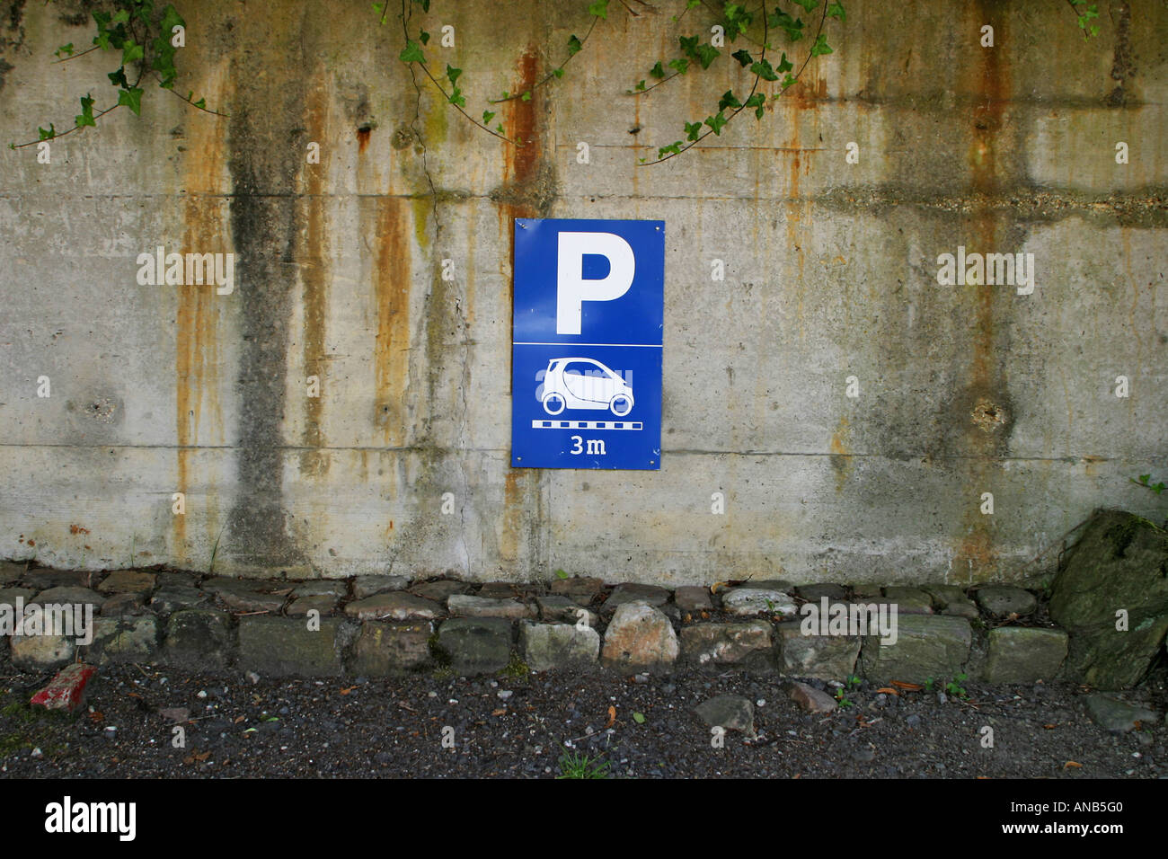 Parking lot sign wall hi-res stock photography and images - Alamy