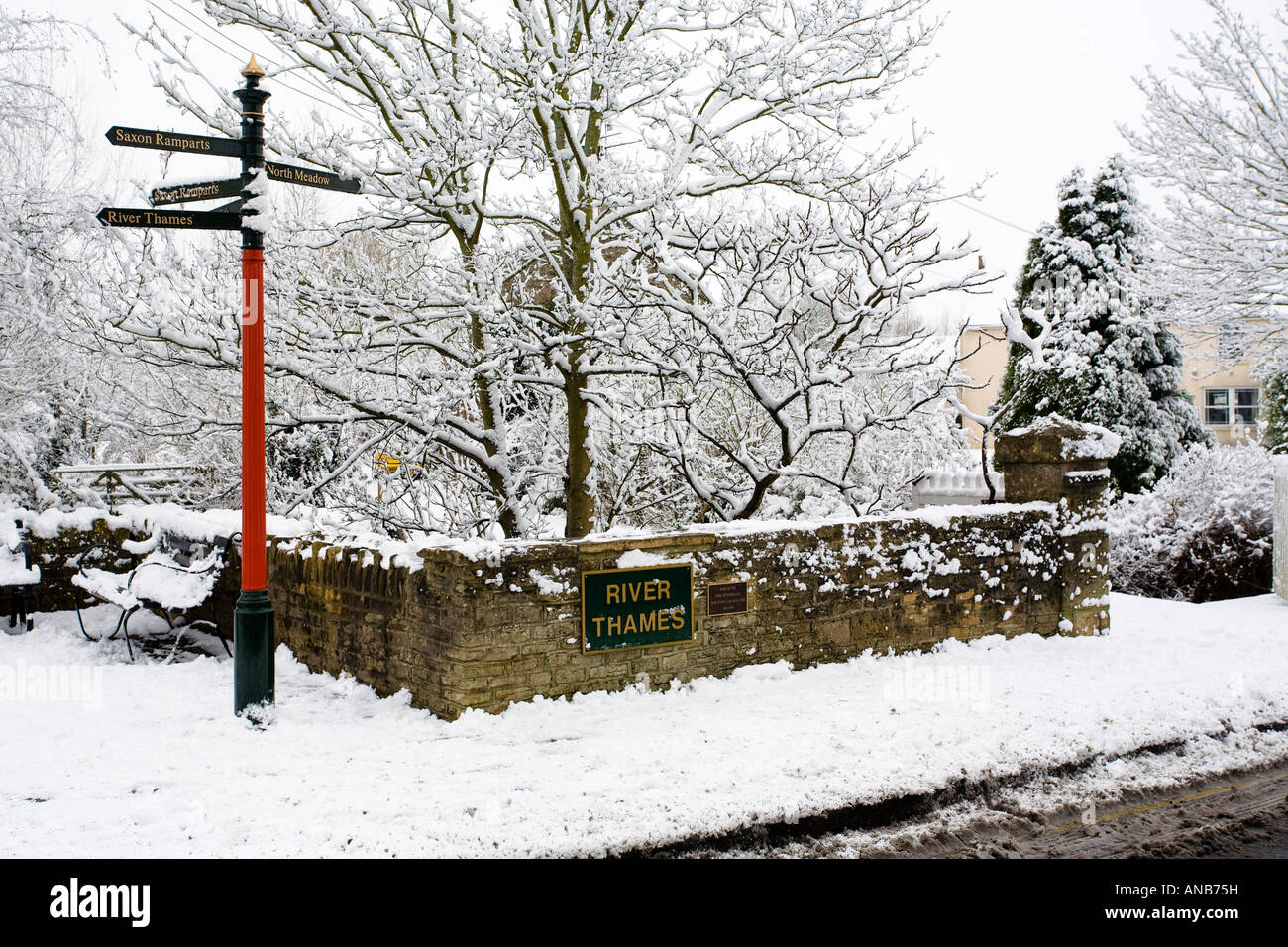 Cricklade Town Bridge Signpost Stock Photo - Alamy