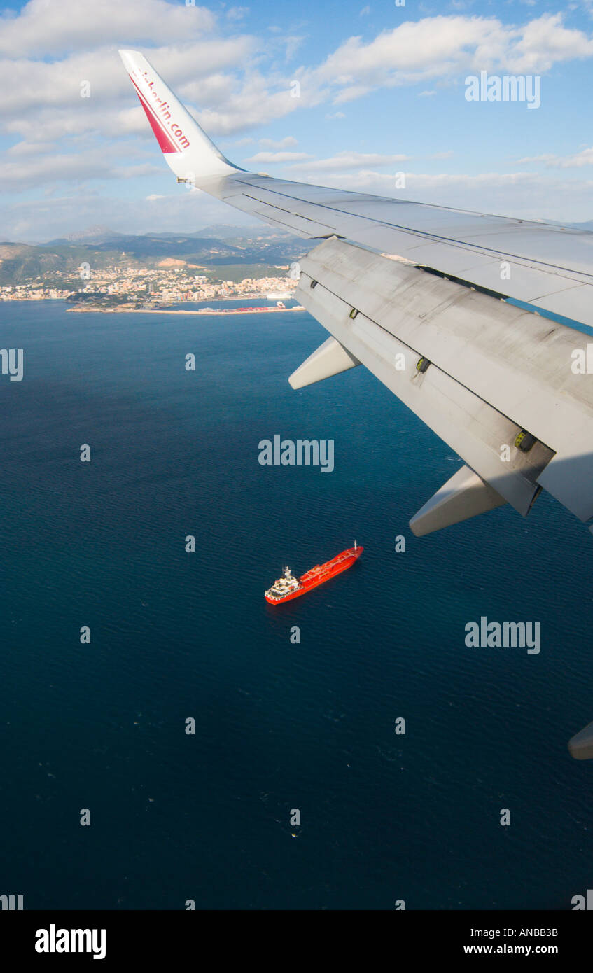 Airplane approaching over ocean hi-res stock photography and images - Alamy