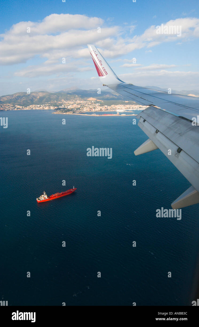 Airplane approaching over ocean hi-res stock photography and images - Alamy