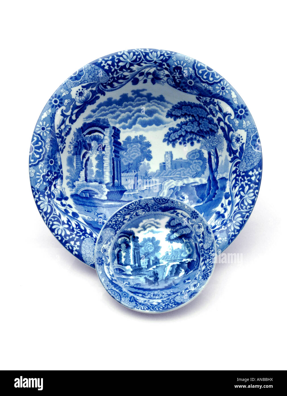 Spode Copeland Willow Pattern pottery bowls or dishes Stock Photo - Alamy