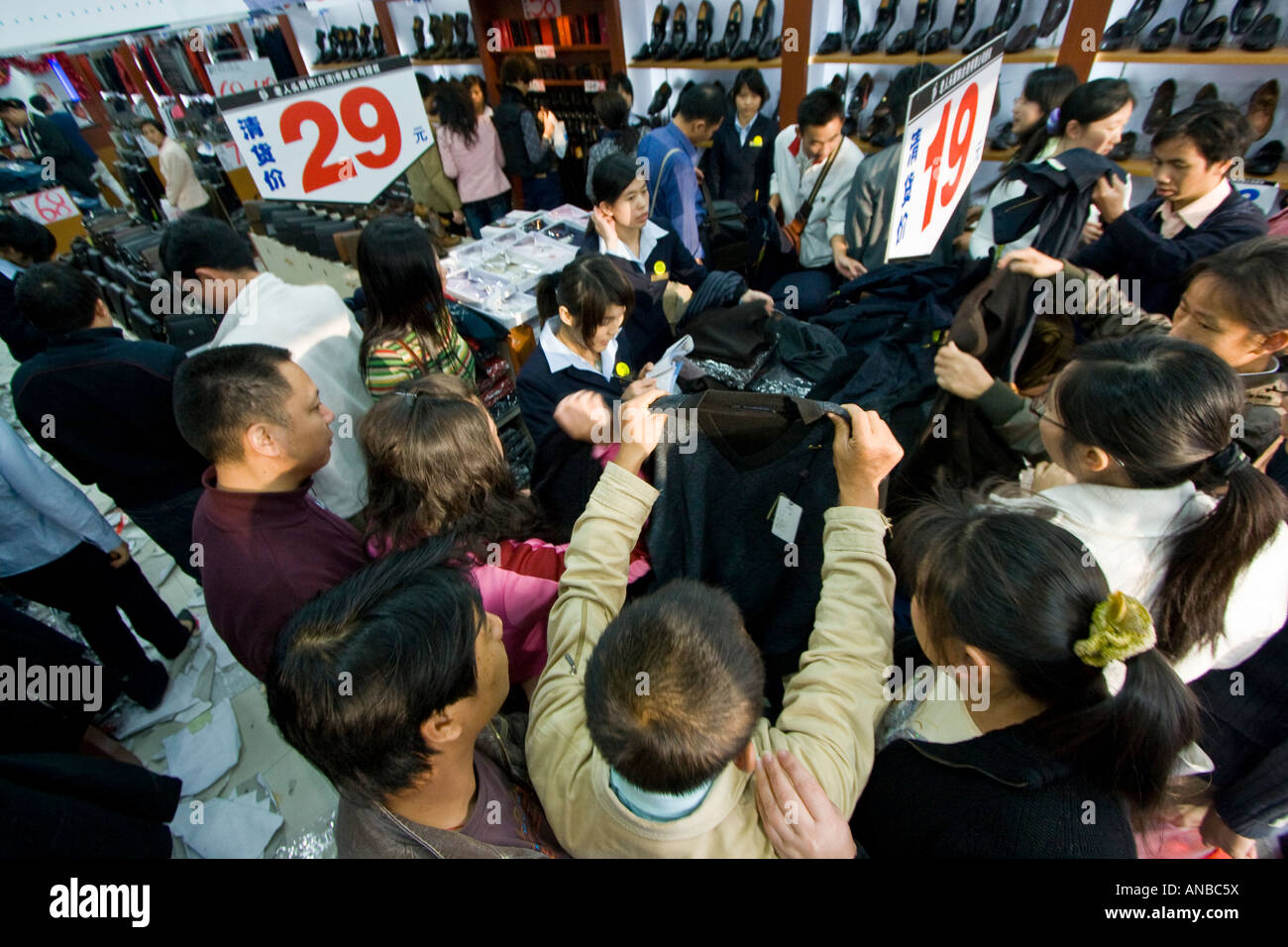 Very busy store hi-res stock photography and images - Alamy