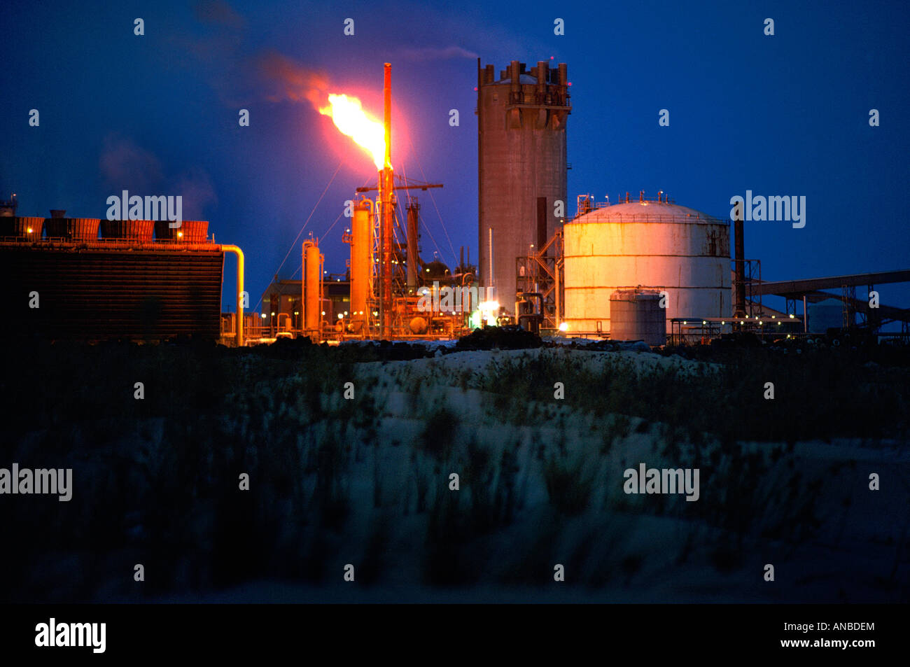 Saudi oil refinery night hi-res stock photography and images - Alamy