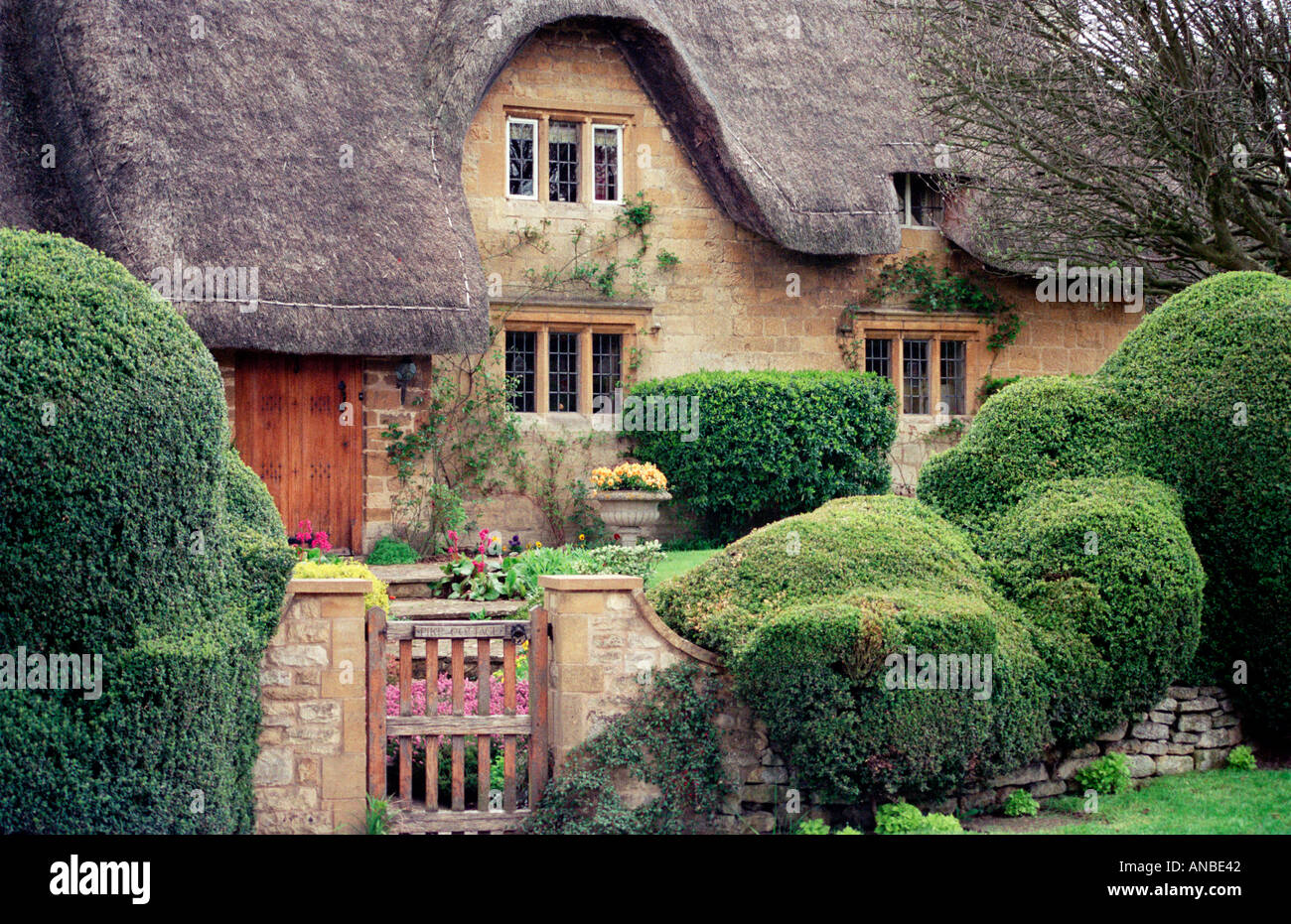 Classic thatched cottage scene in Chipping Campden, Cotswolds ...