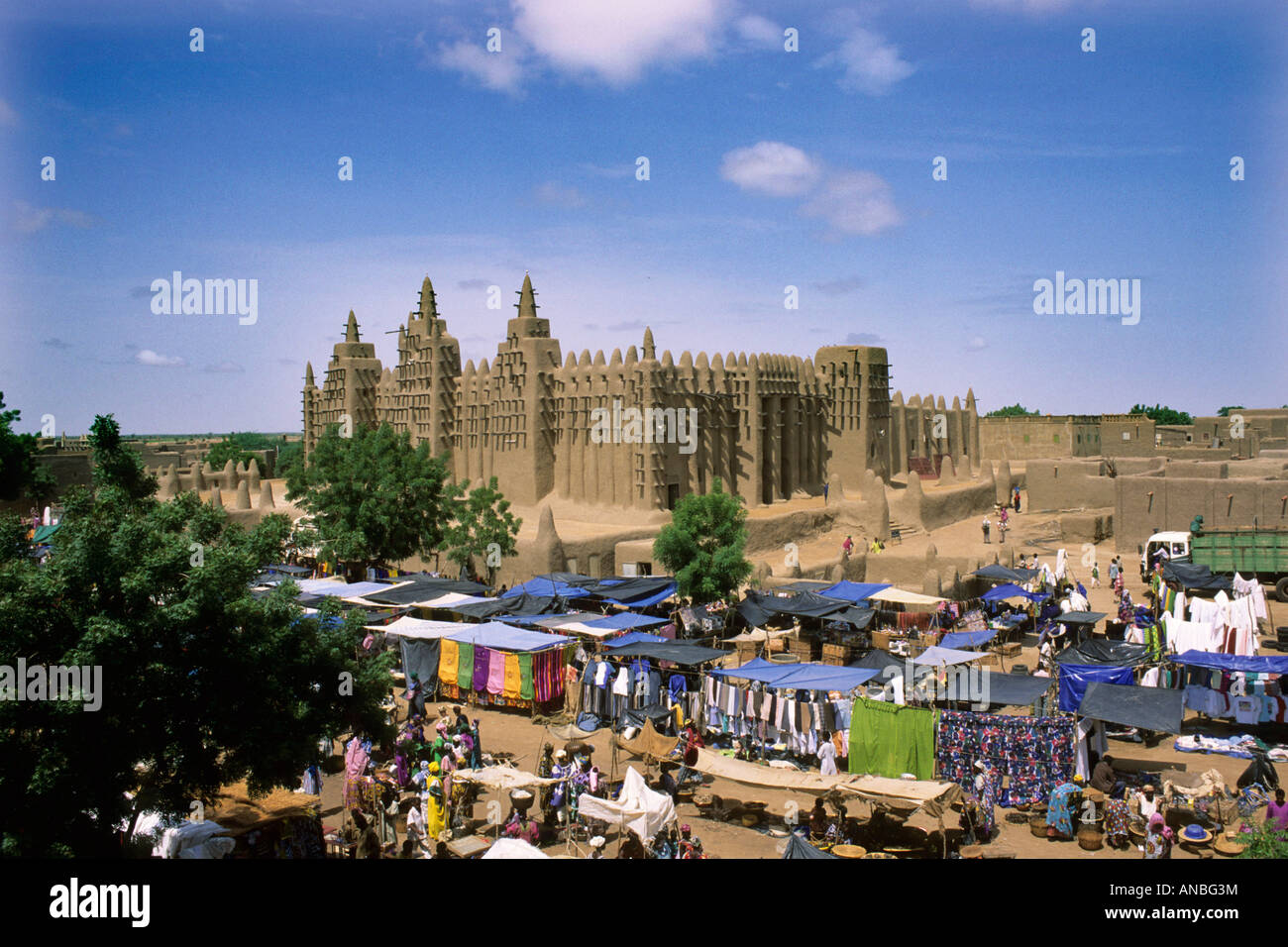 Djenne mosque on market day Stock Photo - Alamy