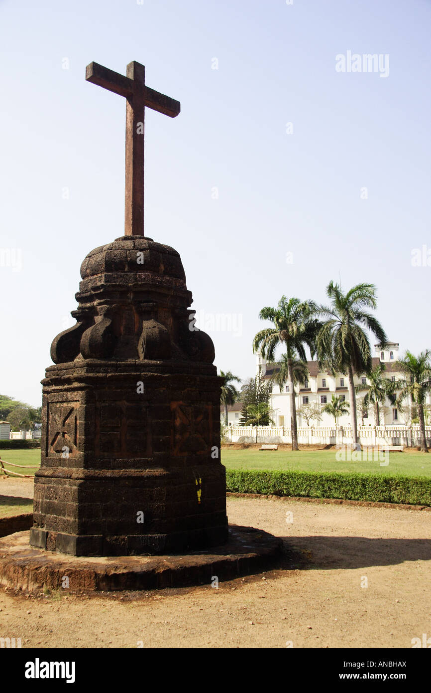A stone cross in Old Goa, a more or less abandoned city in the tropics ...