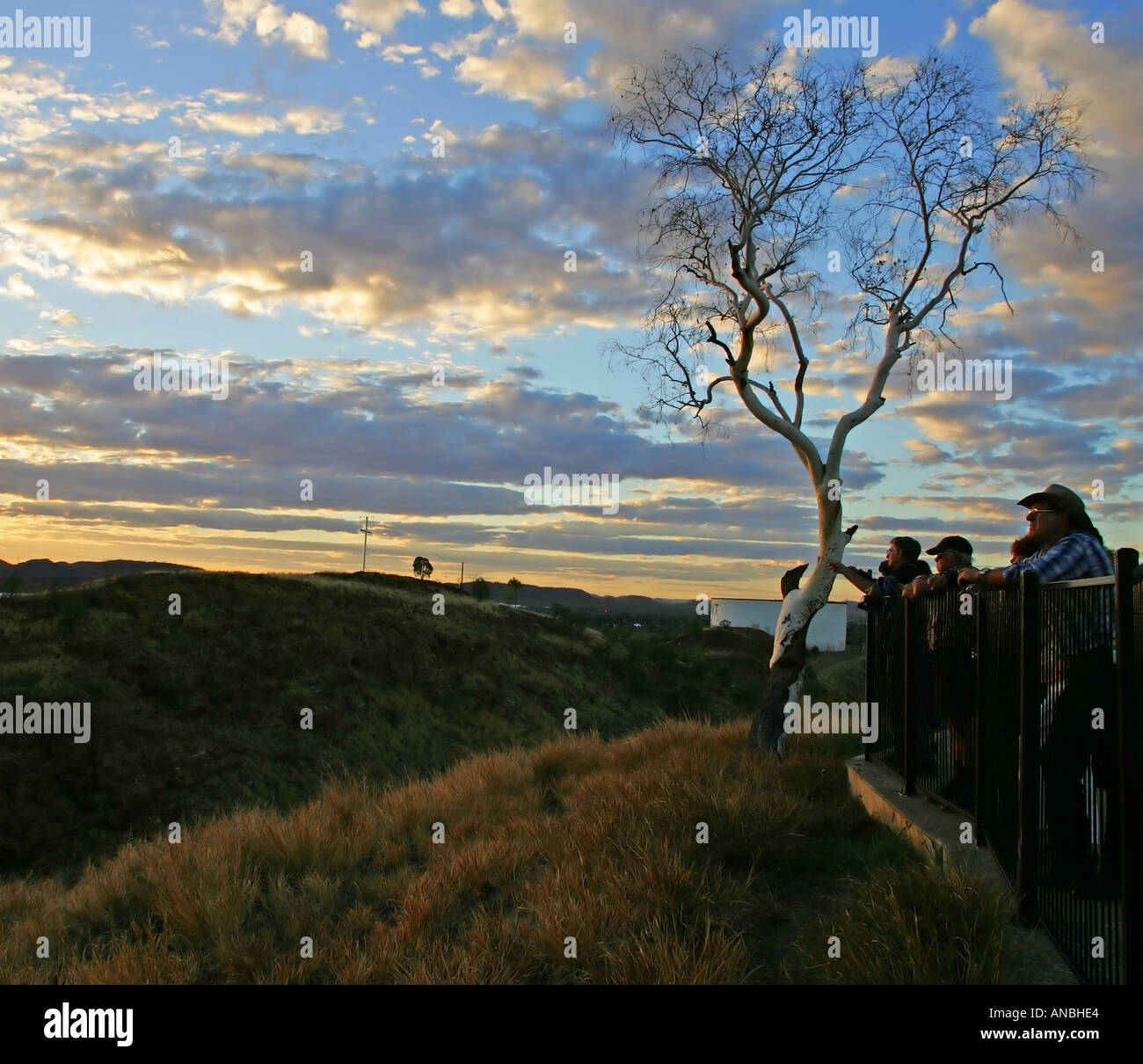Sunset from city lookout, mt isa hi-res stock photography and images ...