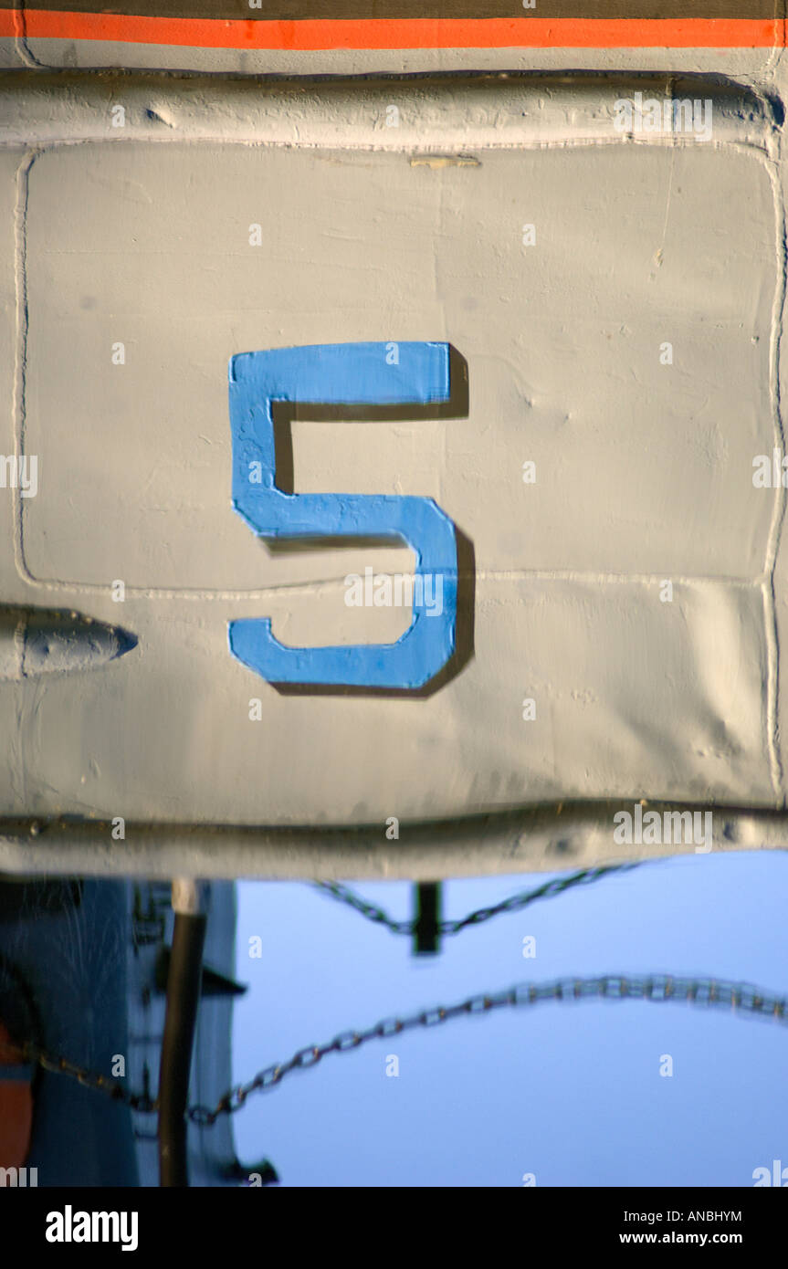 number five 5 reflection of number 2 Stock Photo - Alamy