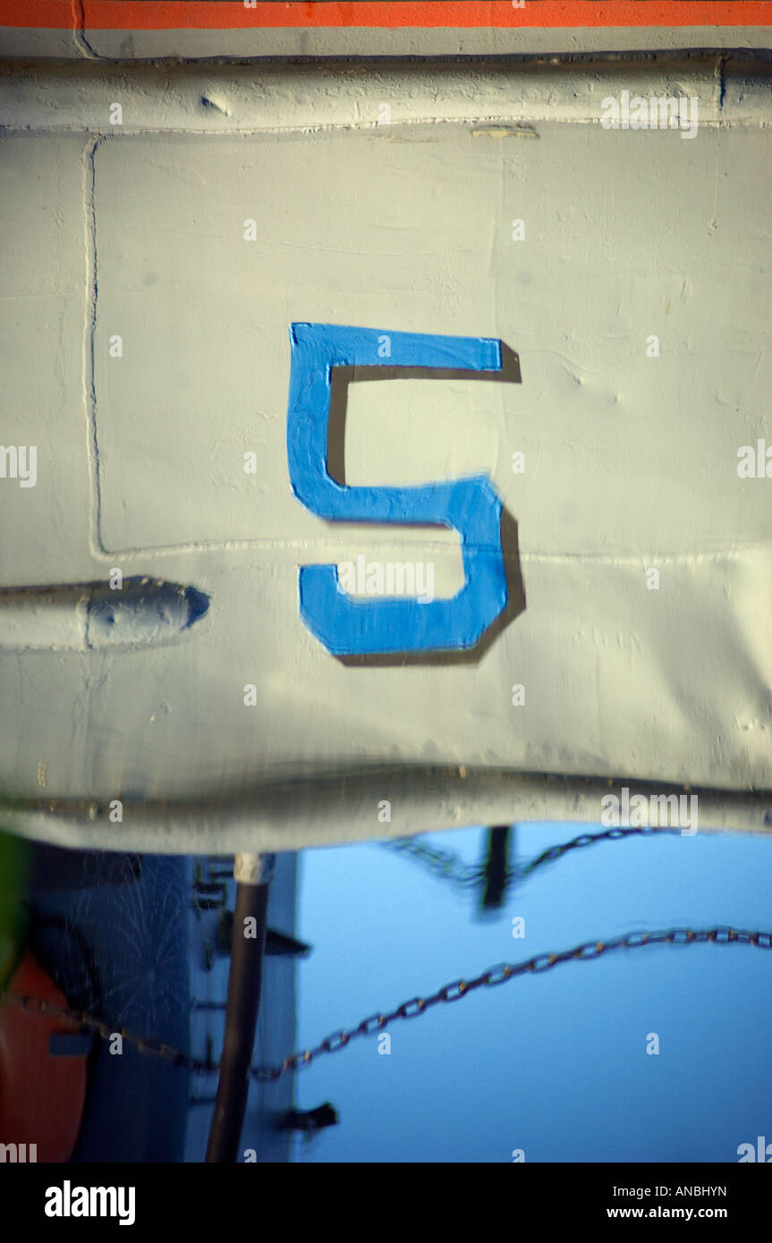 number five 5 reflection of number 2 Stock Photo - Alamy