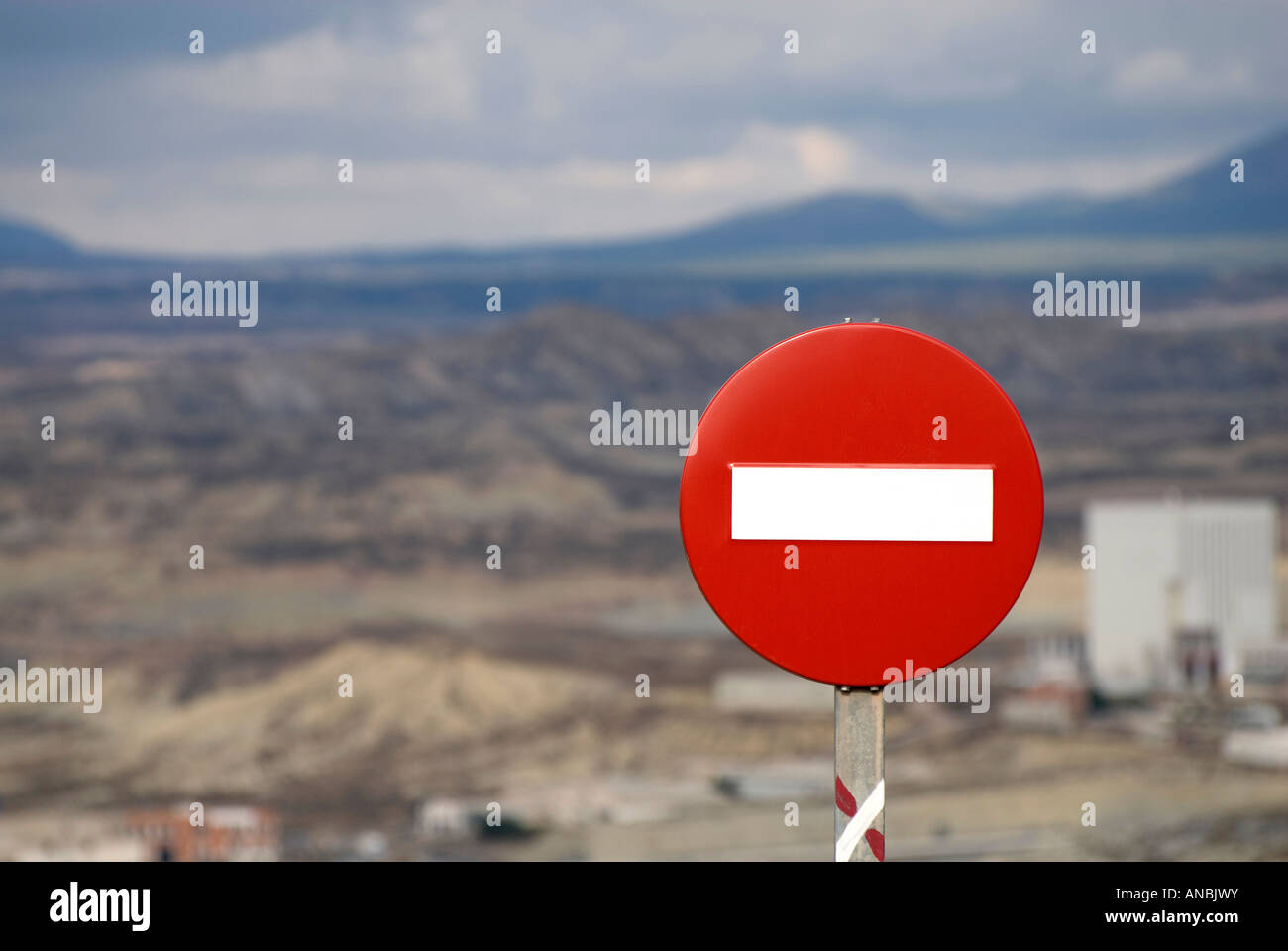 Round no entry sign hi-res stock photography and images - Alamy