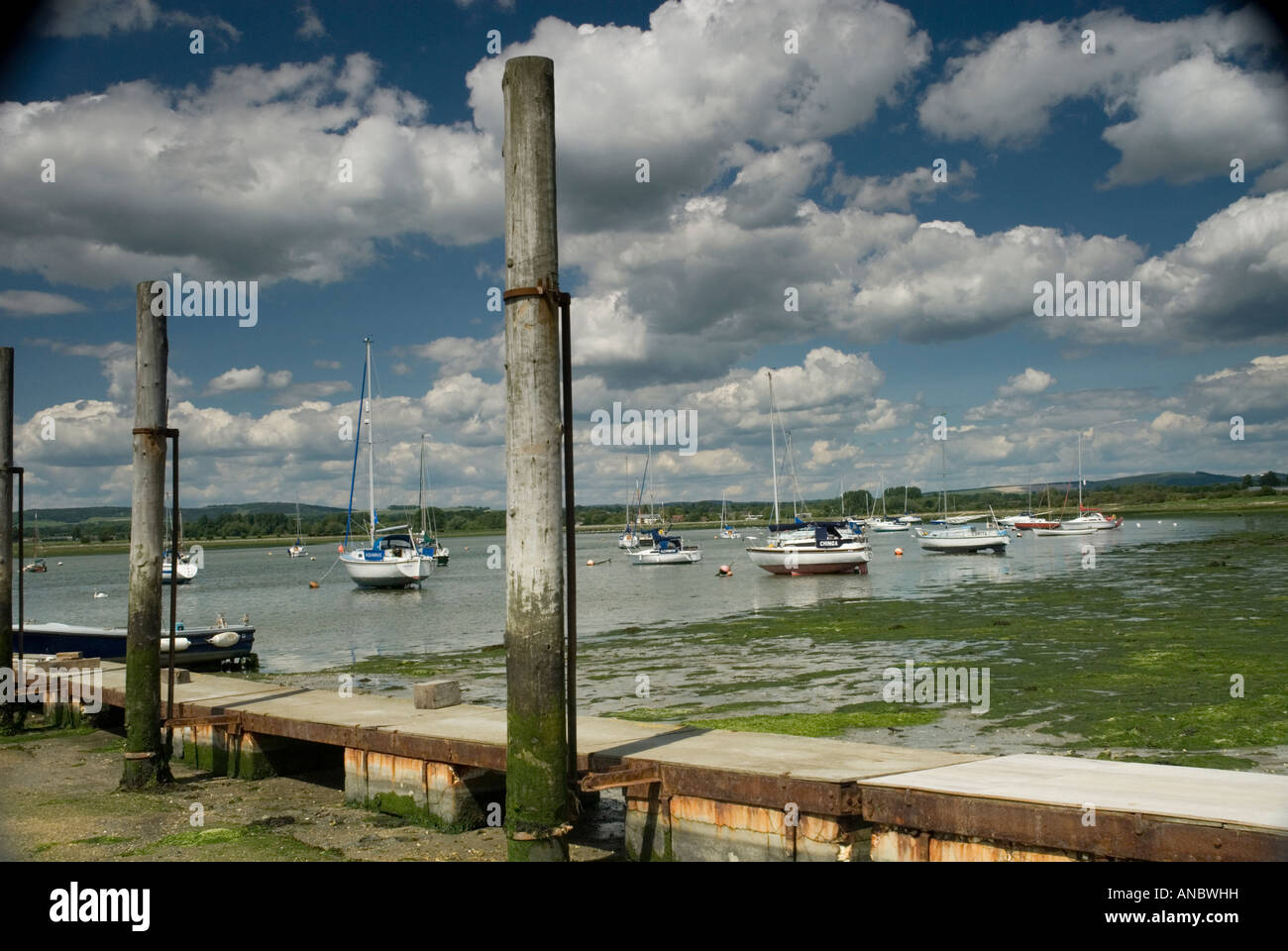 Small boats aground in harbour hi-res stock photography and images - Alamy