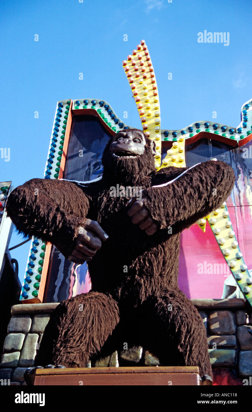 Gorilla chest thumping hi-res stock photography and images - Alamy