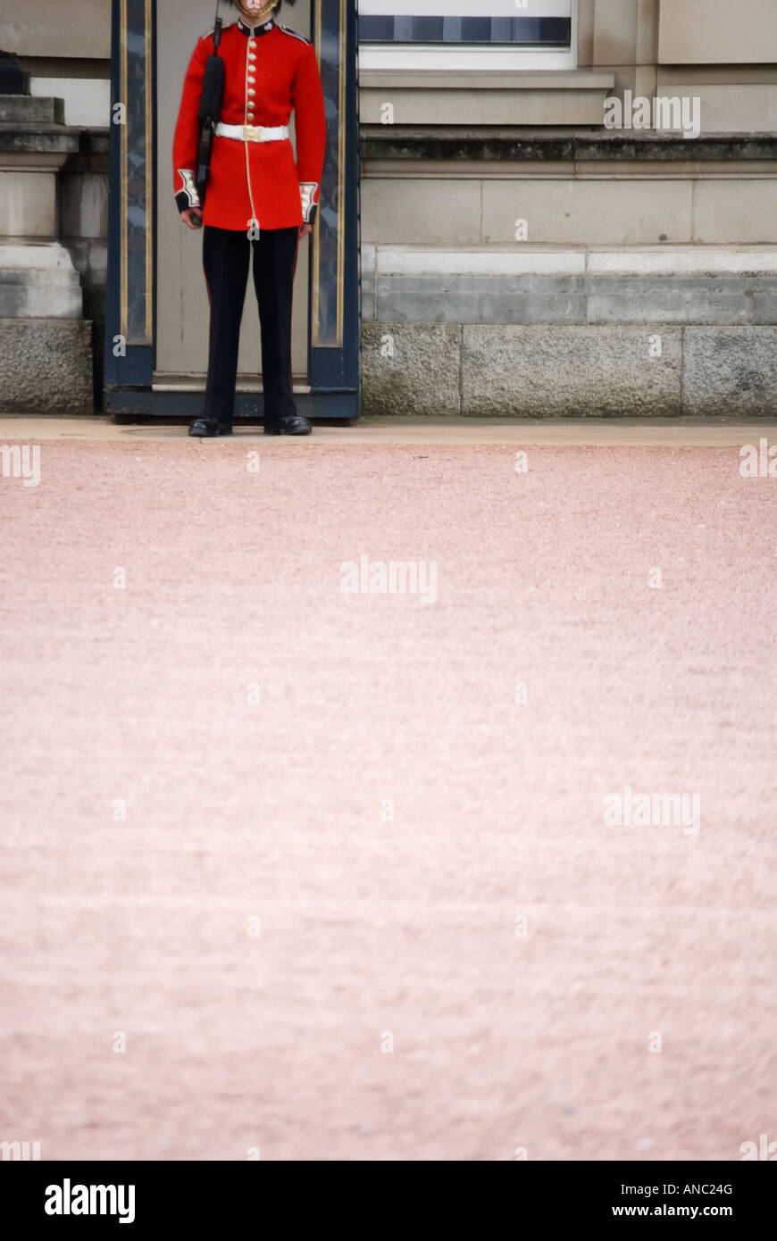 Buckingham palace beefeater hi-res stock photography and images - Alamy