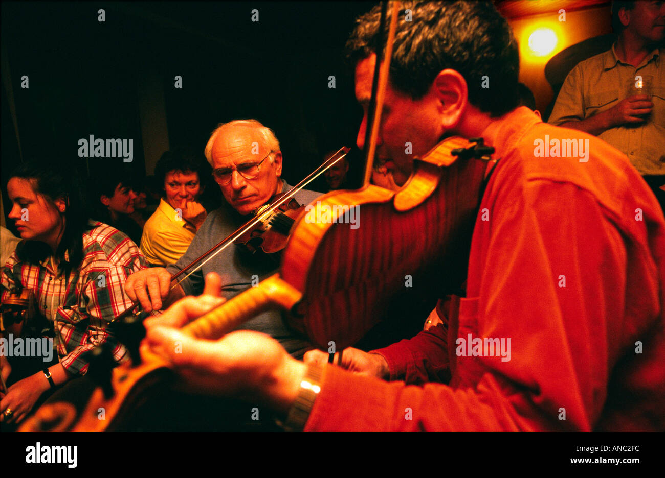 Traditional irish fiddle player hi-res stock photography and images - Alamy