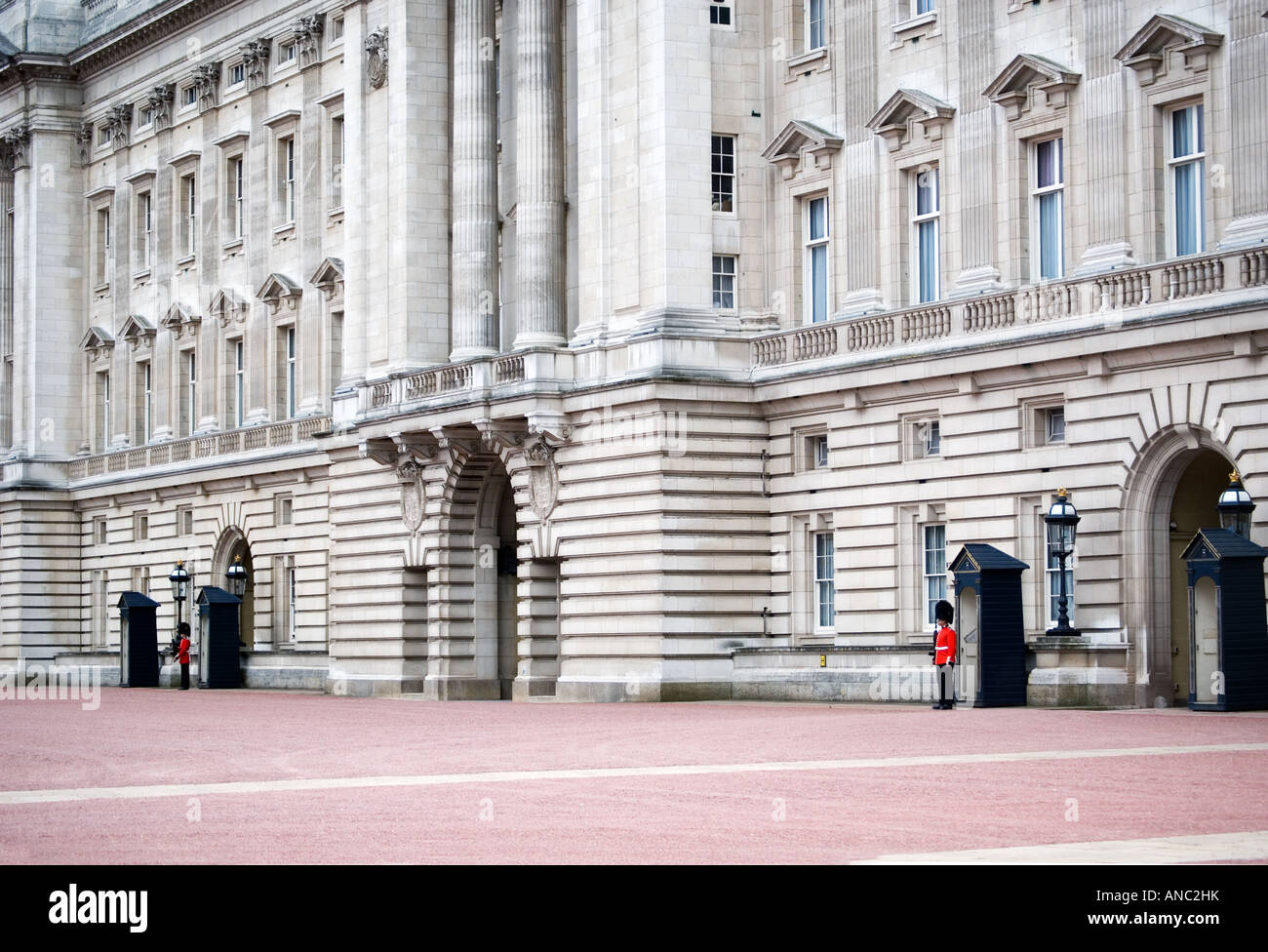 Buckingham palace beefeater hi-res stock photography and images - Alamy