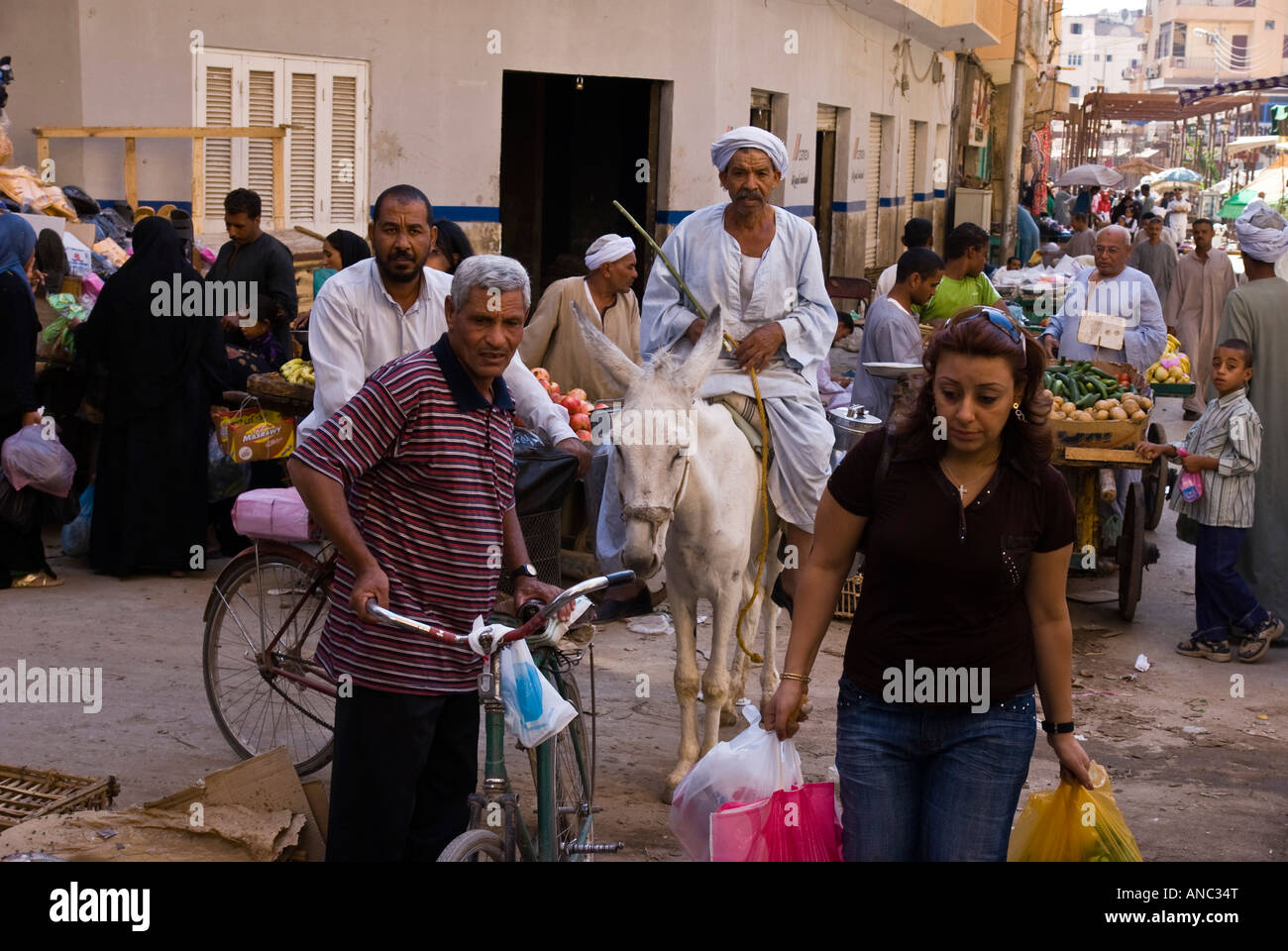 Egypt - Luxor local market souk people shopping Stock Photo - Alamy