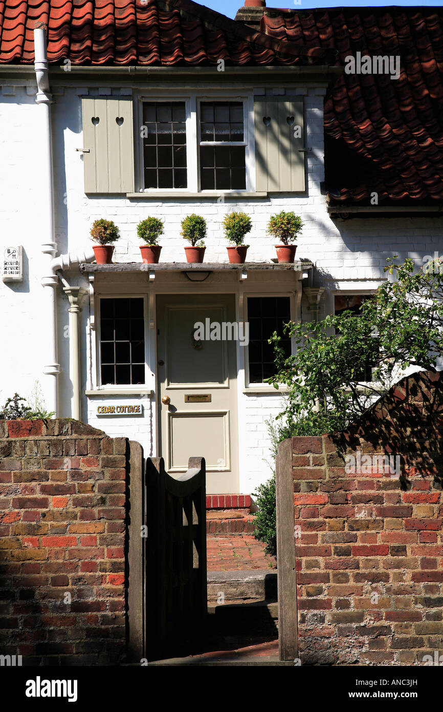 White cottage gate hi-res stock photography and images - Alamy