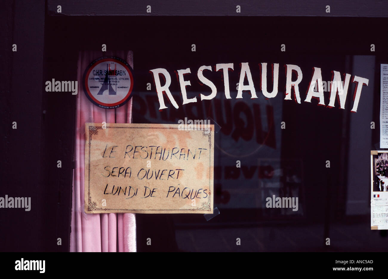 Restaurant window in Paris with sign in French Stock Photo - Alamy