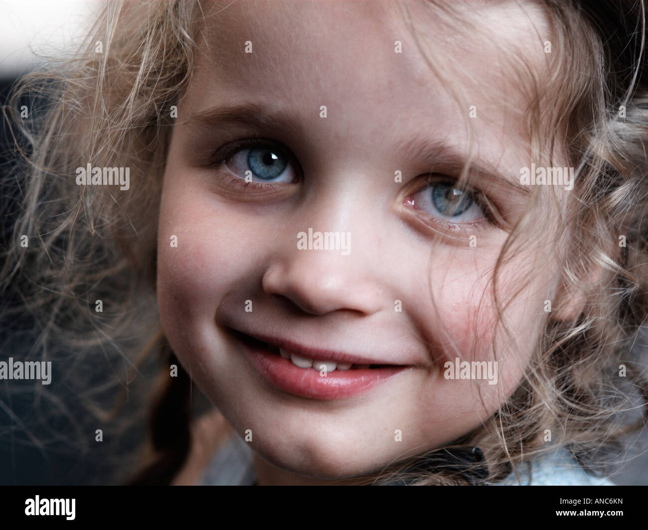 portrait of a smiling girl Stock Photo - Alamy