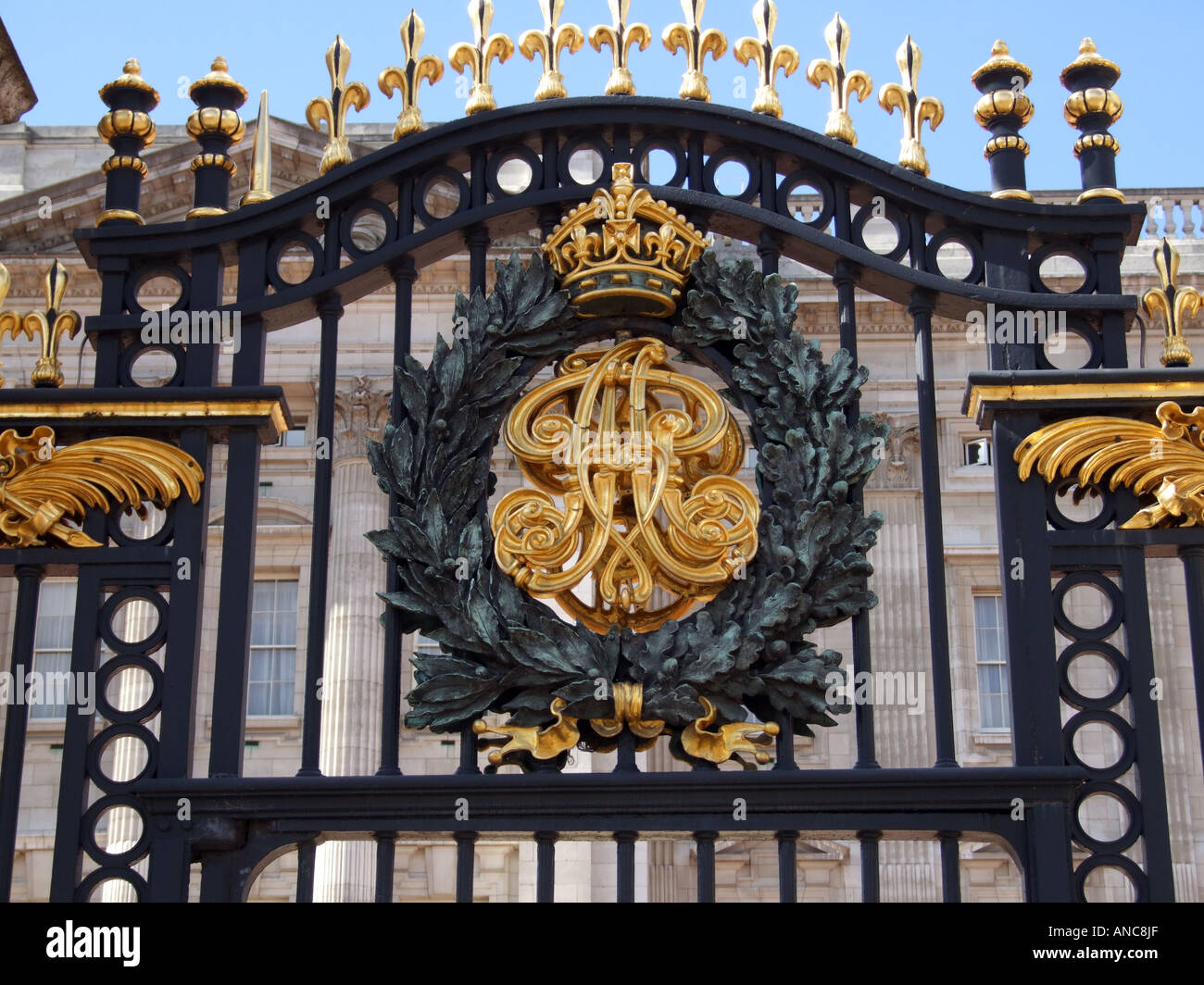 Royal insignia hi-res stock photography and images - Alamy